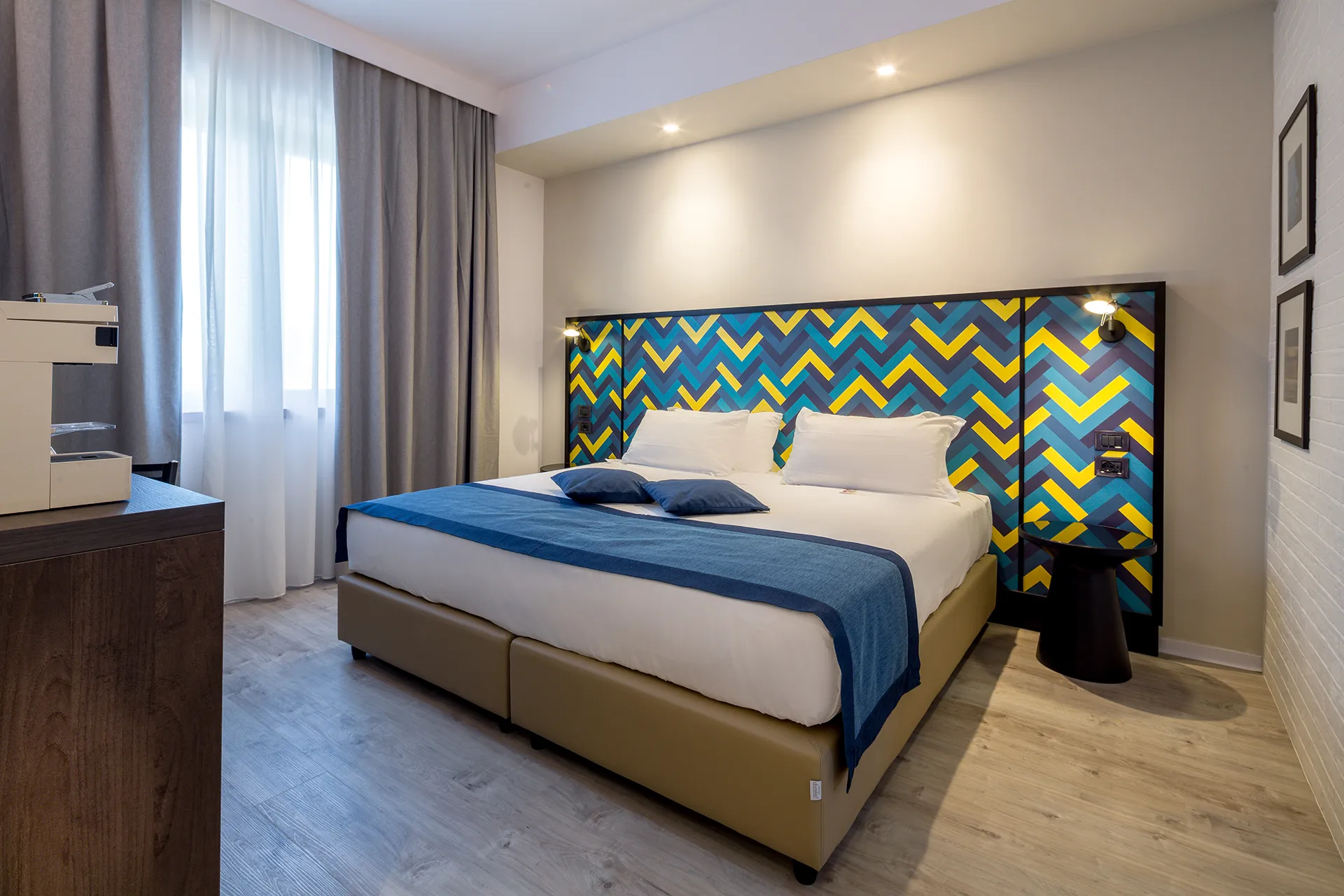 Camere pratiche e comode in hotel a Practical and comfortable rooms in ...